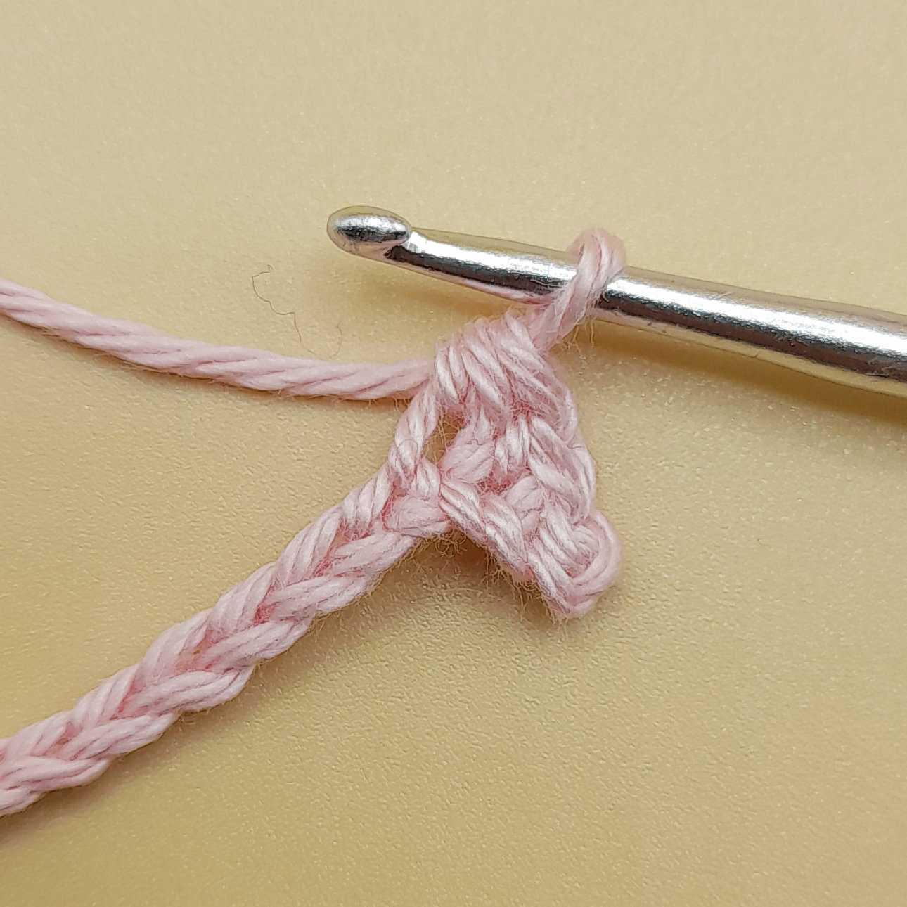 points de base au crochet, maille coulée, demi-bride, bride et double-bride