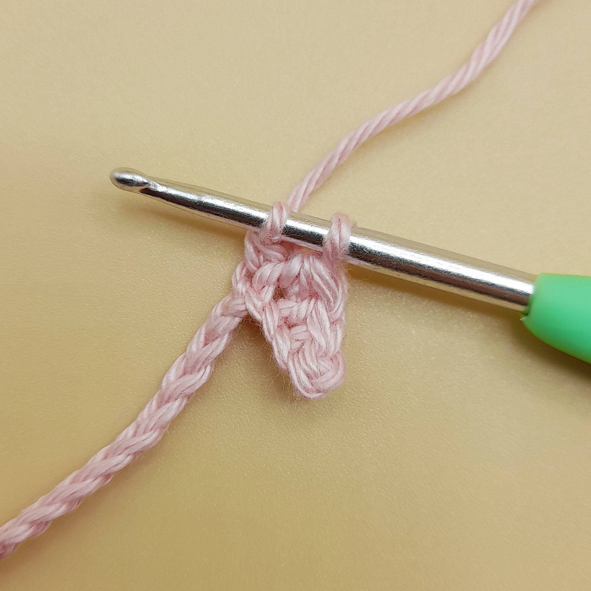 points de base au crochet, maille coulée, demi-bride, bride et double-bride